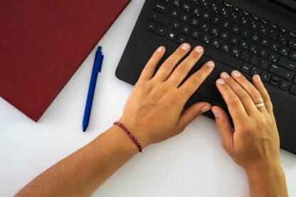 Rad na racunaru - preuzmite fotografiju | Foto Baza